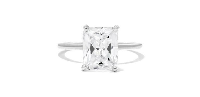 How to Choose the Right Engagement Ring for Your Hand Size